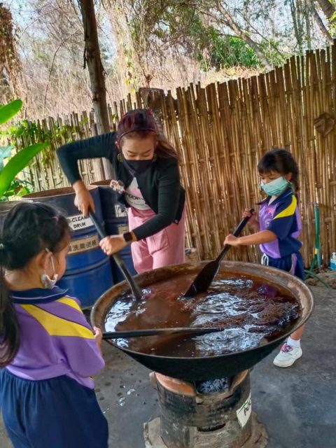 Elephant Poo Poo Paper Park: Recycle, Craft, and Enjoy