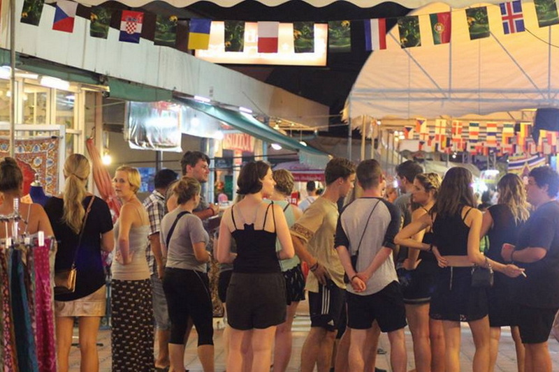 Chiang Mai Night Bazaar Through Vibrant Scenes